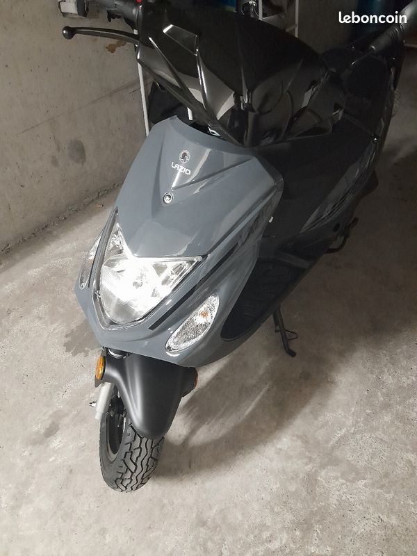 Scooter 4t neuf - Motos