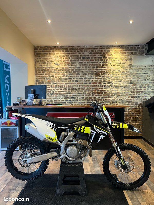 Triumph 250 TFX 2024 10h - Motos