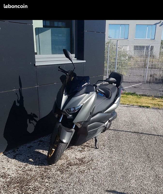 Yamaha XMAX TECH MAX 1er main - Motos
